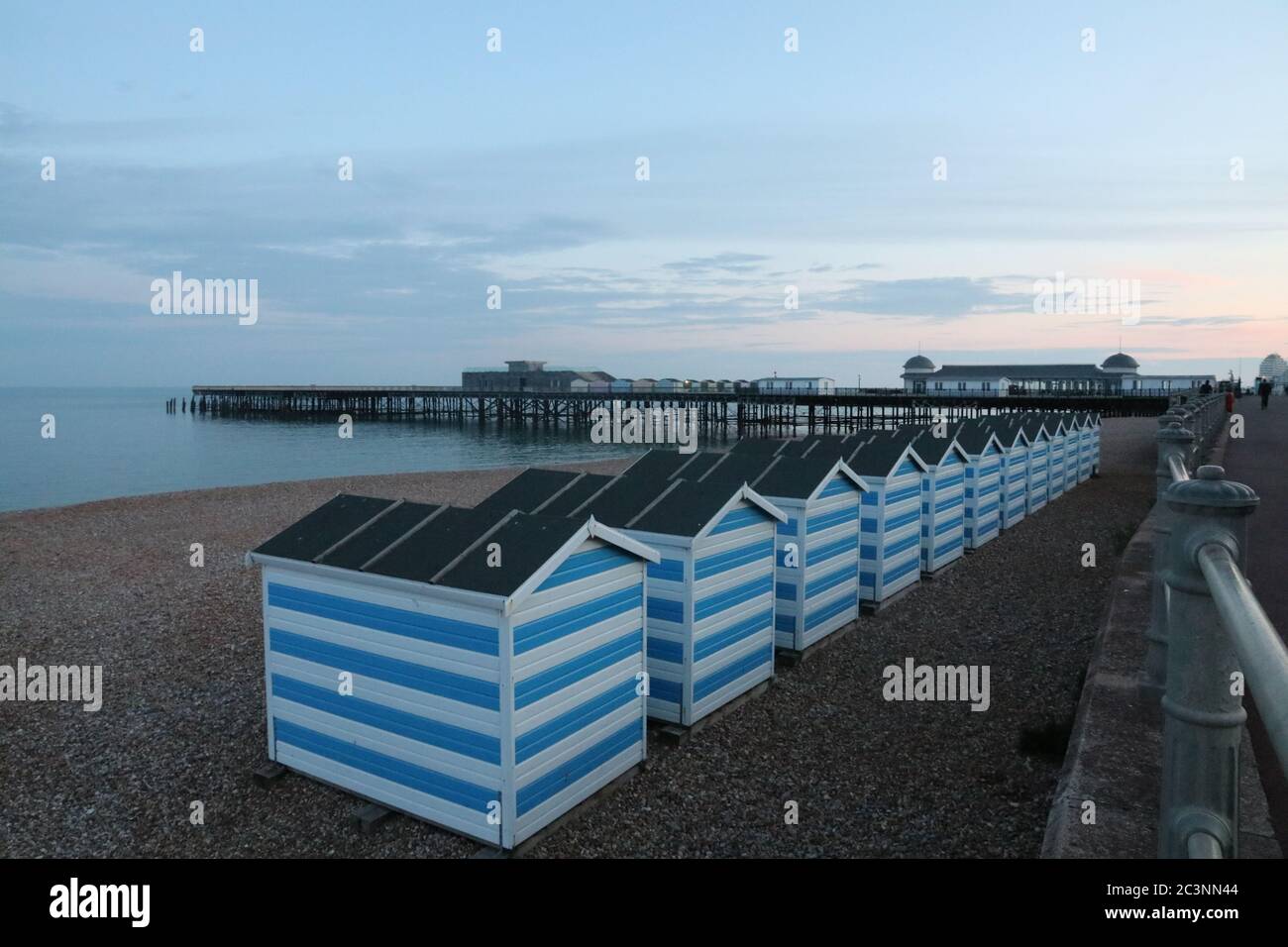 BEACH HUTS AND PIER IN SEASIDE RESORT TOWN OF HASTINGS Stock Photo - Alamy