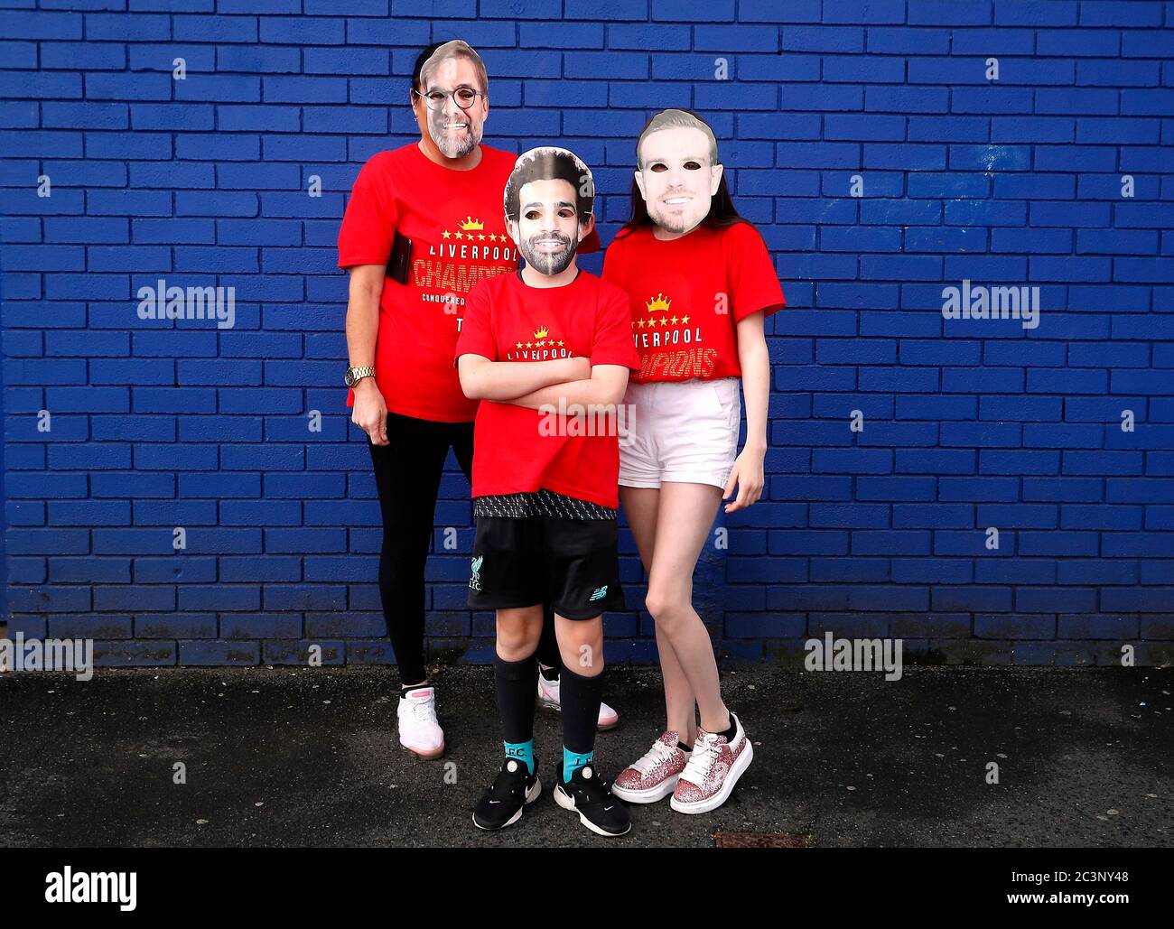 Liverpool fans wear face masks jurgen klopp hi-res stock photography ...
