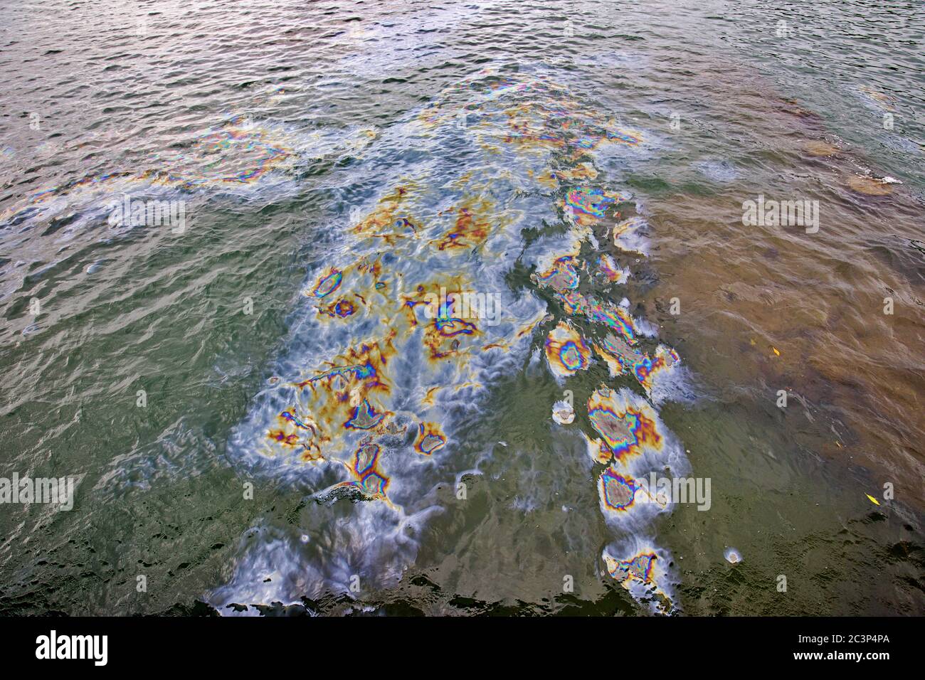 Oil spill polluting the ocean Stock Photo - Alamy