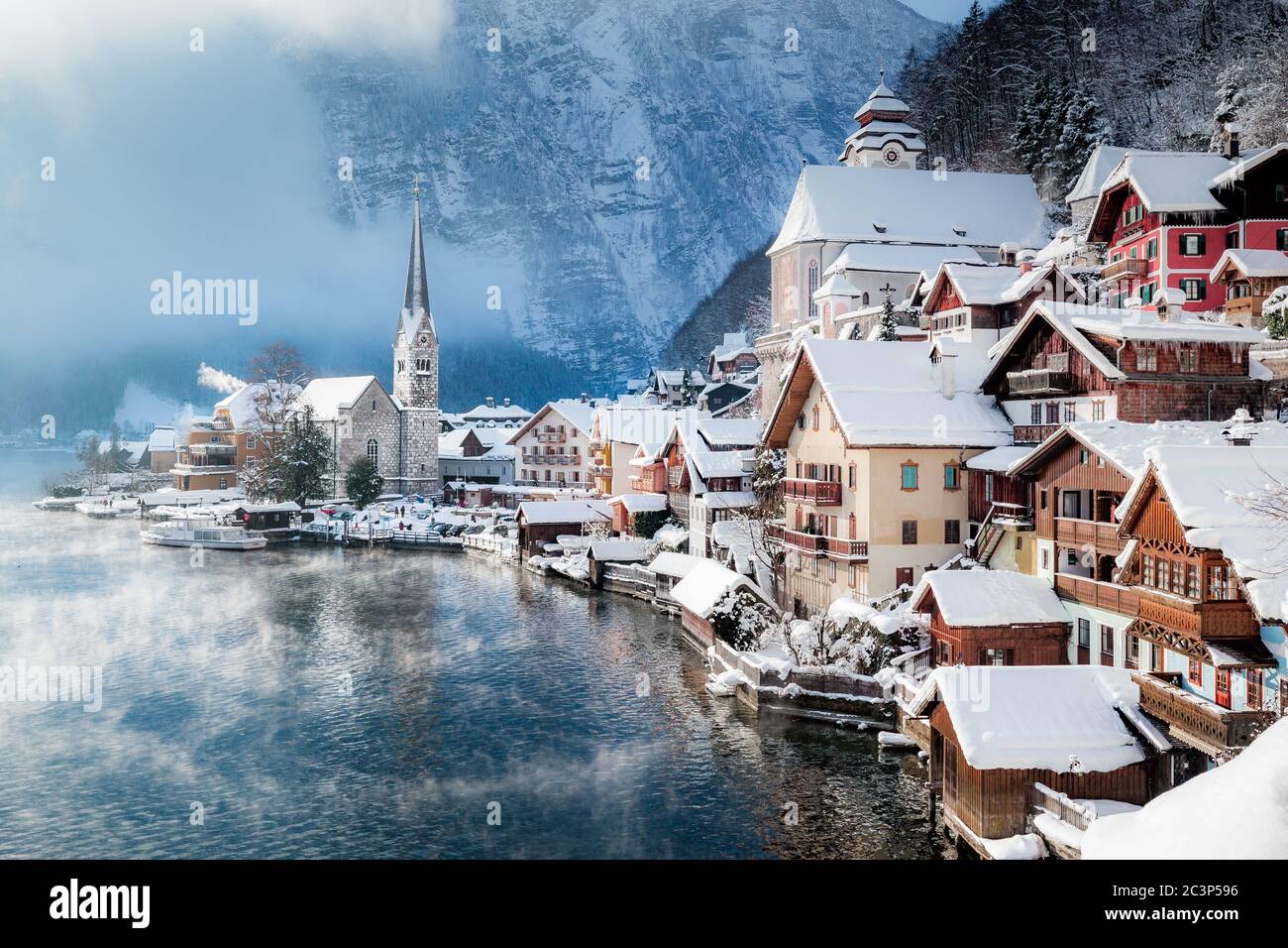 Classic postcard view of famous Hallstatt lakeside town in the Alps ...