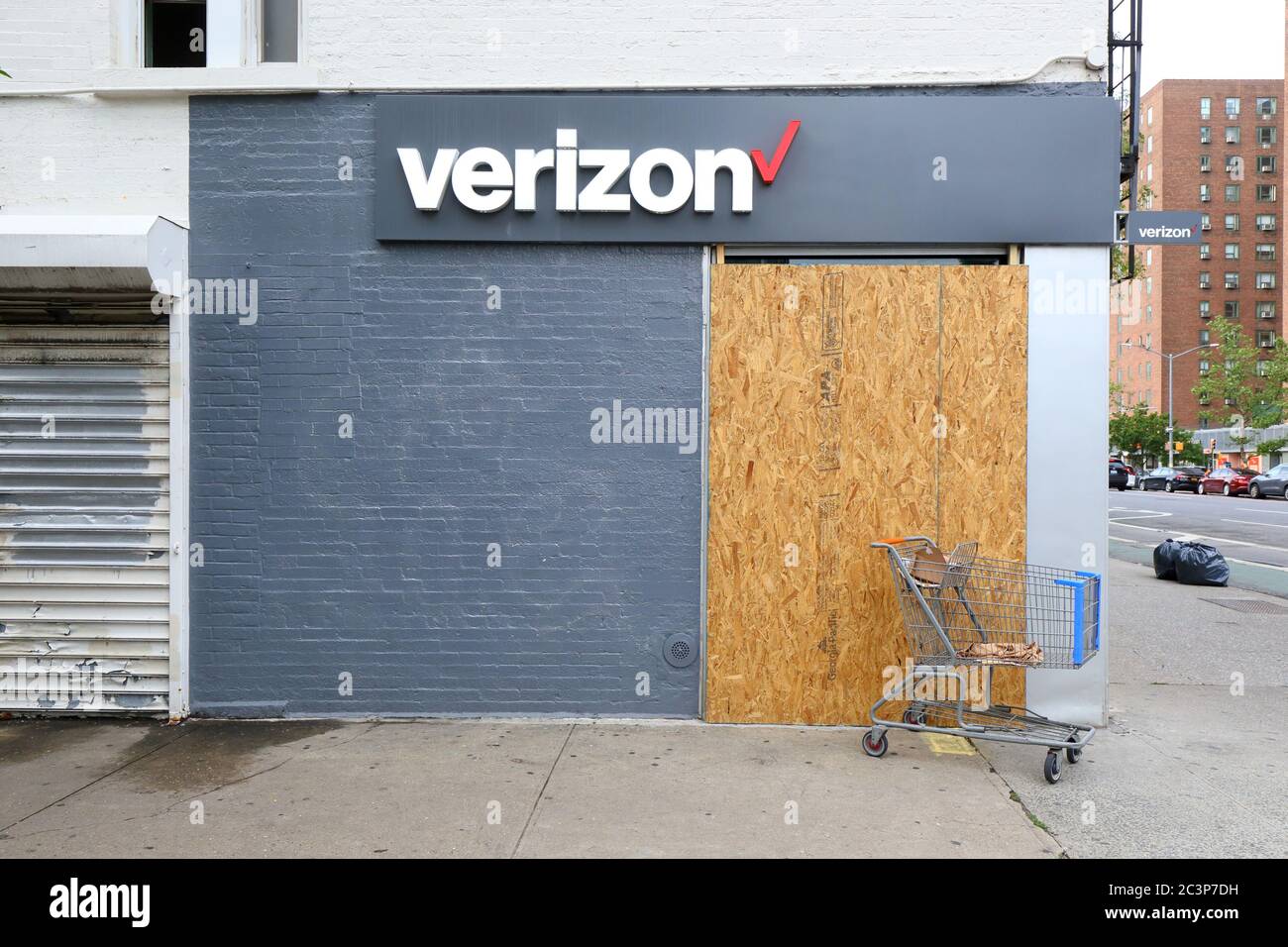 Storefront boarded hi-res stock photography and images - Alamy