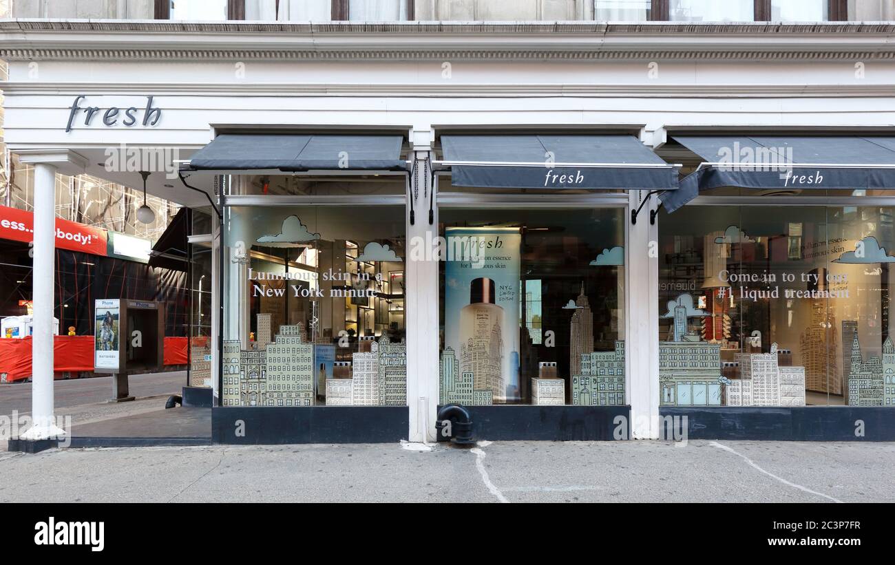 Cosmetics store hi-res stock photography and images - Alamy