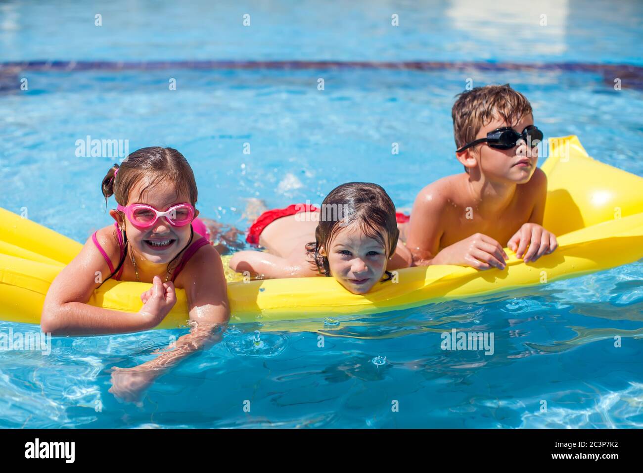 Kids playing in swimming pool hi-res stock photography and images - Alamy