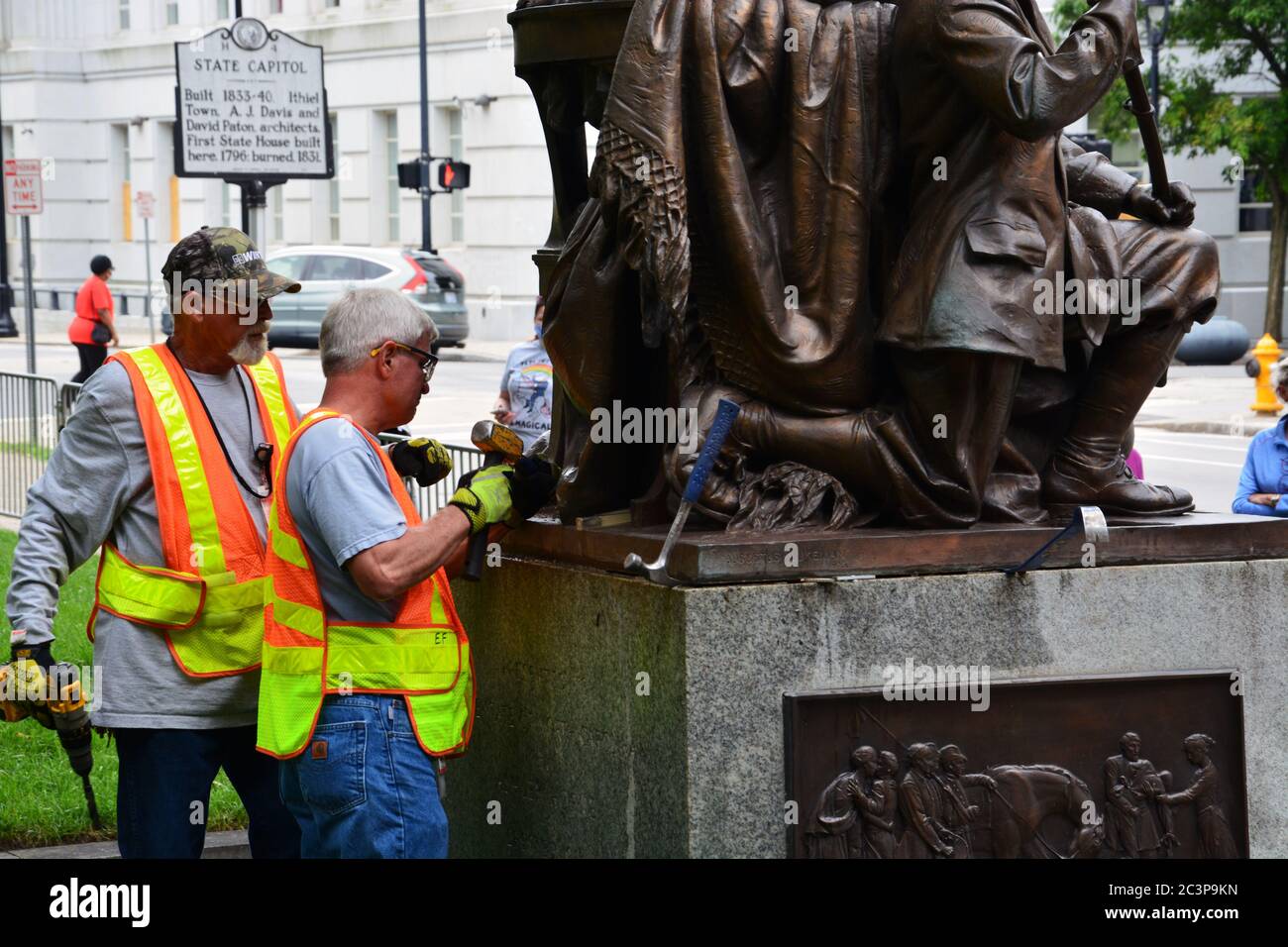 Civil war statue removal hi-res stock photography and images - Alamy