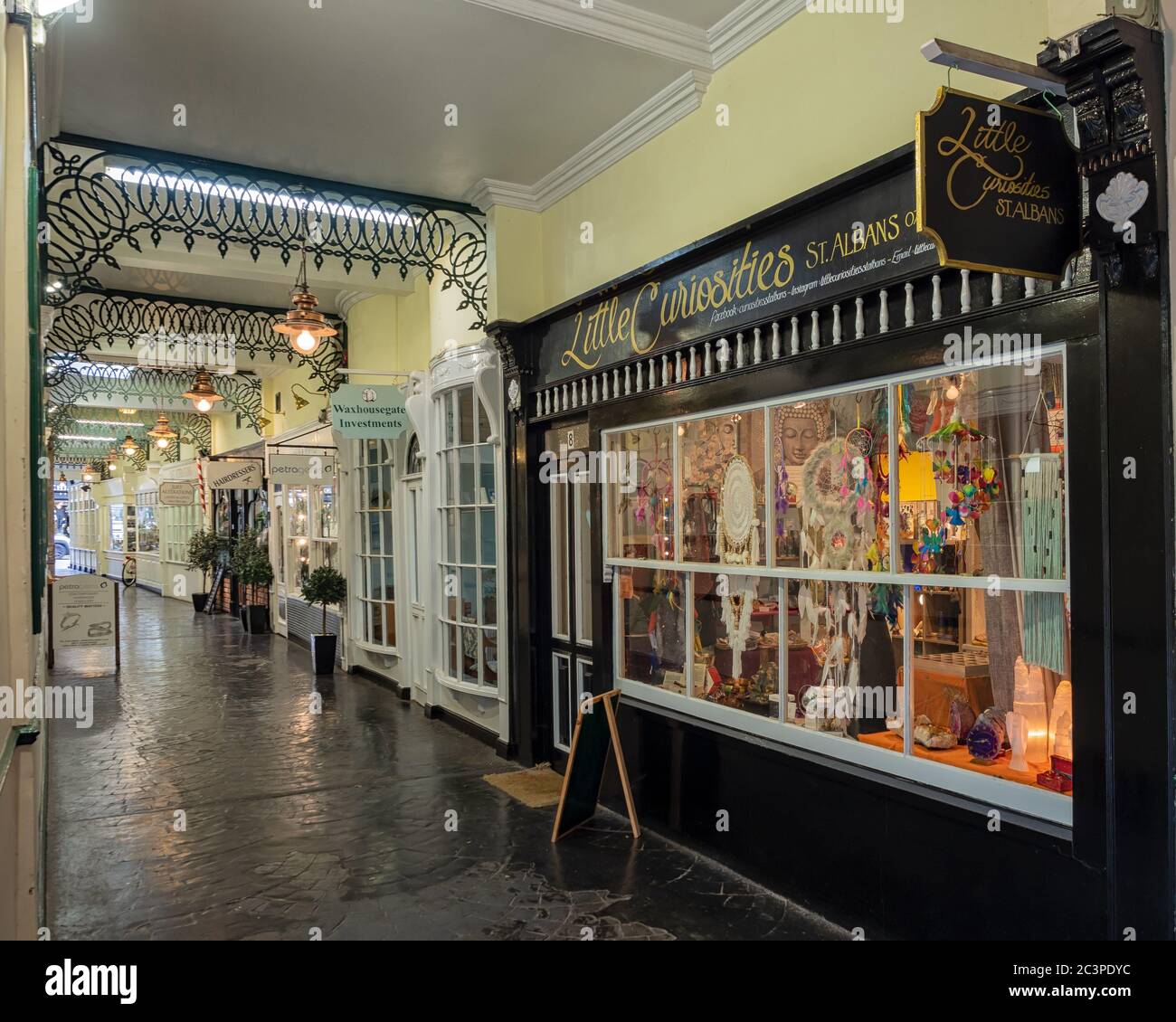 ST ALBANS, HERTFORDSHIRE, UK: Interior view of the pretty Village ...