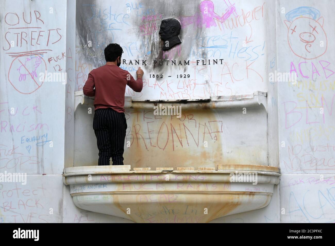 LOS ANGELES, USA. JUNE 19 2020: People paint artwork at the Frank ...