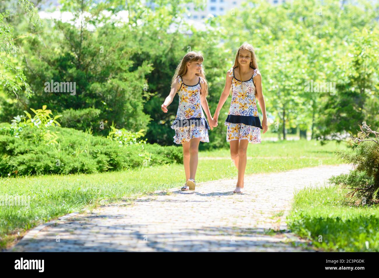 Girls go park hi-res stock photography and images - Alamy