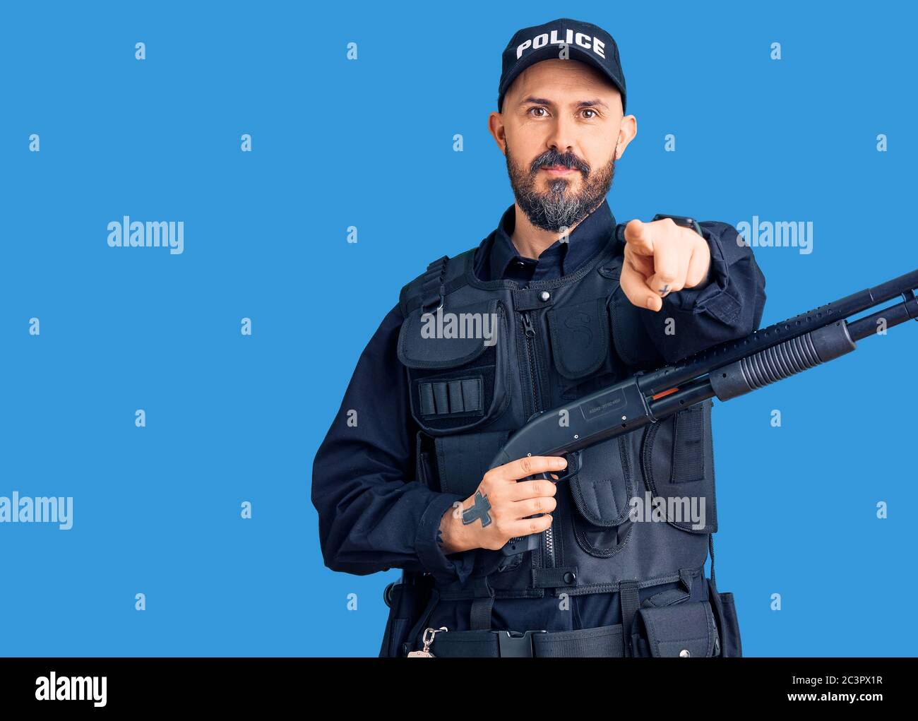 Male police officer pointing gun hi-res stock photography and images ...