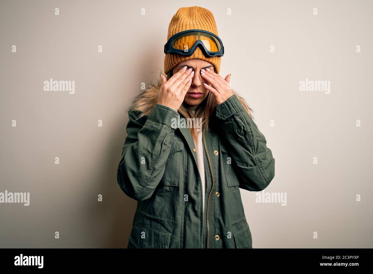 Hand rubbing snow hi-res stock photography and images - Alamy