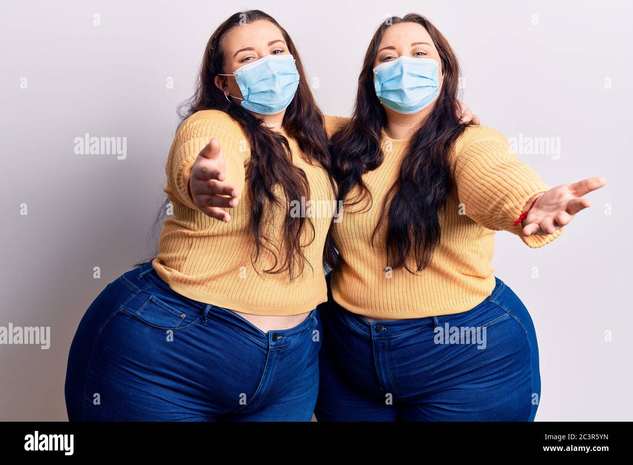 Welcome twins hi-res stock photography and images - Alamy