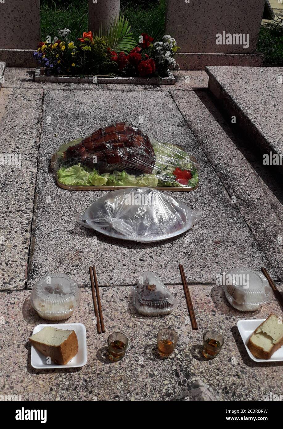 Chinese ancestor grave offerings hi-res stock photography and images ...