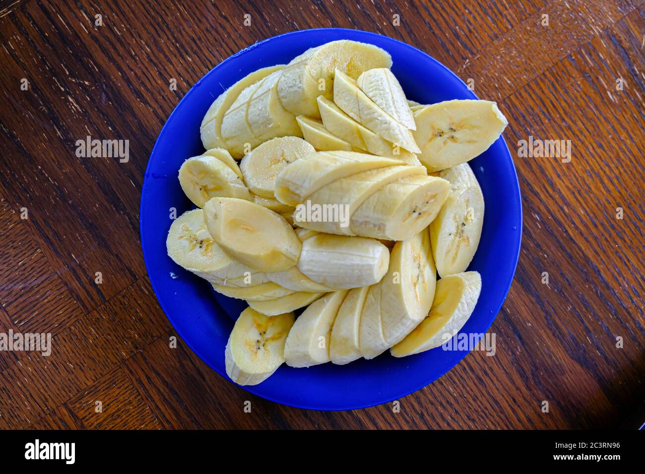 Raw Plantain Slices ready to deep fry to make Dodo Stock Photo - Alamy