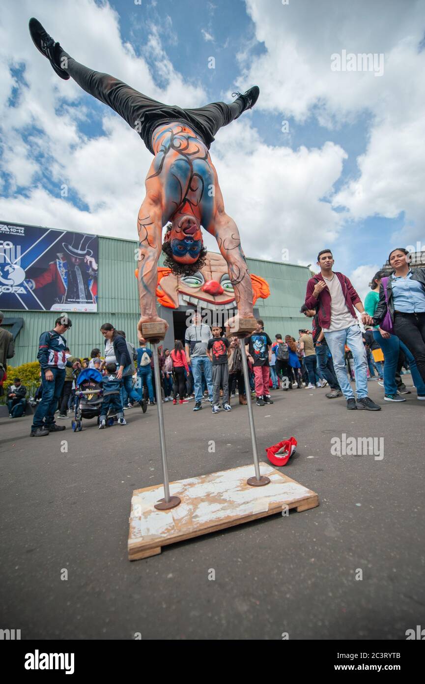 Korean fans dance hi-res stock photography and images - Alamy
