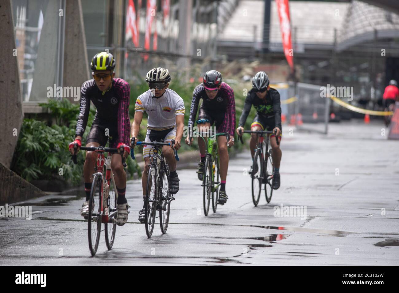 biciGO Criterium racers warm and recognize the track of the biciGO ...