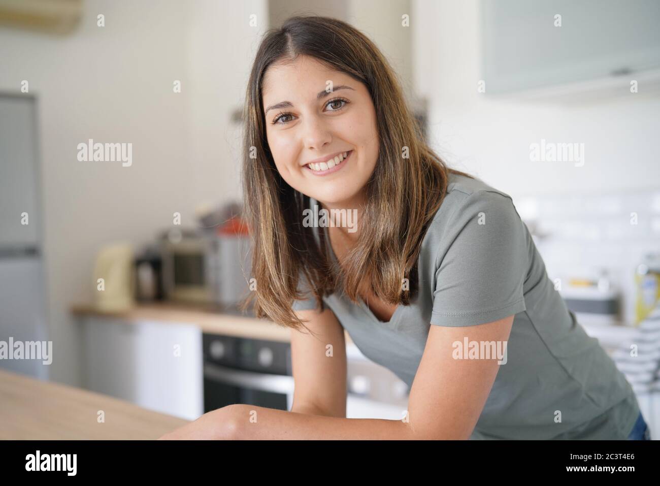 Smiling and facing camera hi-res stock photography and images - Alamy