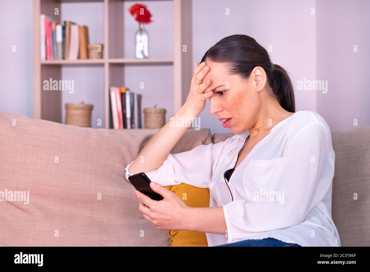 Girl smartphone scared hi-res stock photography and images - Alamy