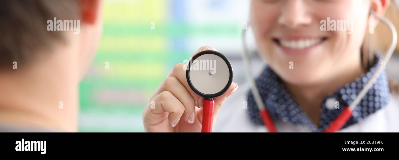 Female doctor shows patient stethoscope membrane Stock Photo - Alamy