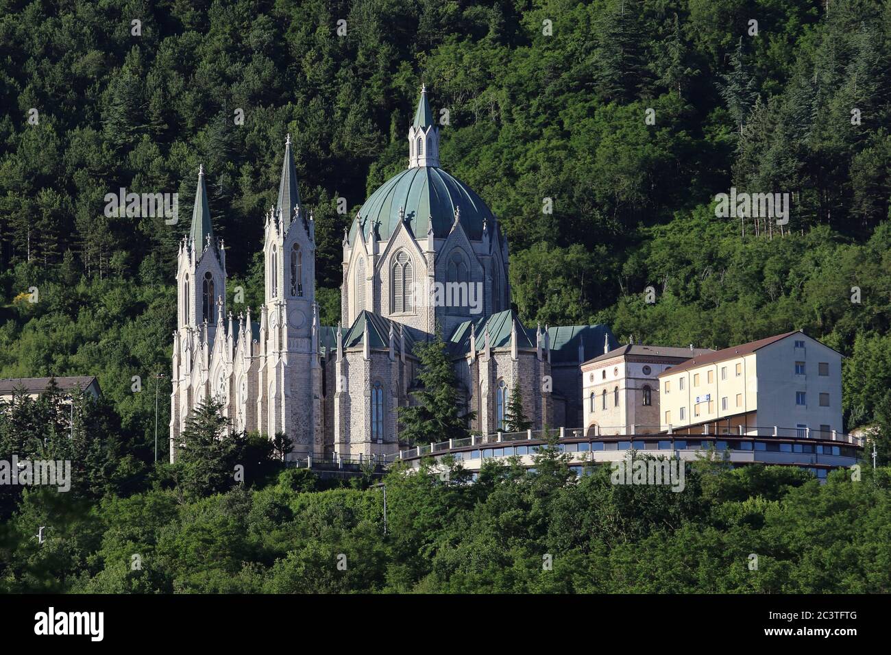 Castelpetroso, Italia - 22 giugno 2020: La Basilica santuario di Maria ...