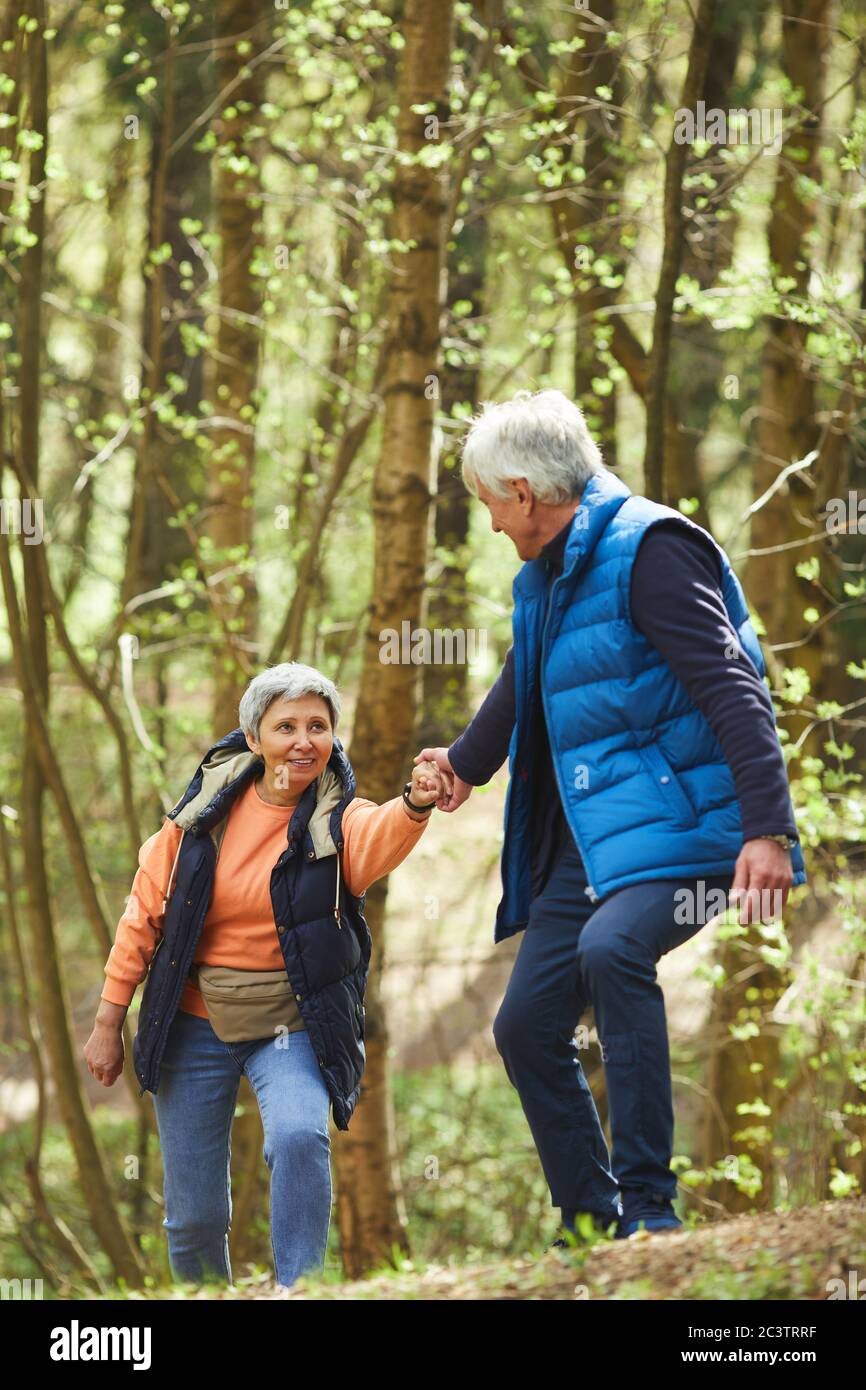 People helping each other senior hi-res stock photography and images ...