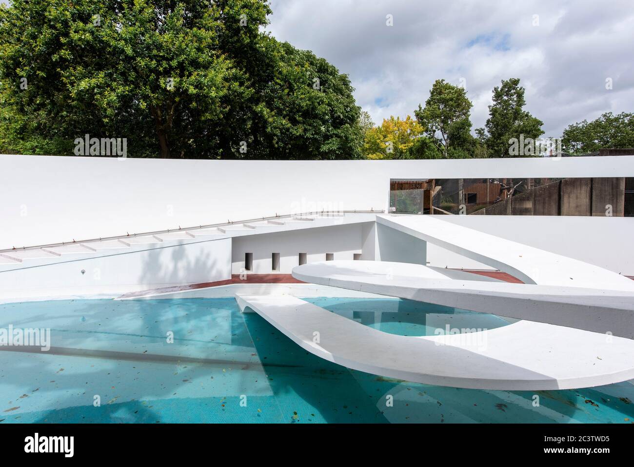 General view of the Penguin Pool without penguins. Penguin Pool, London ...