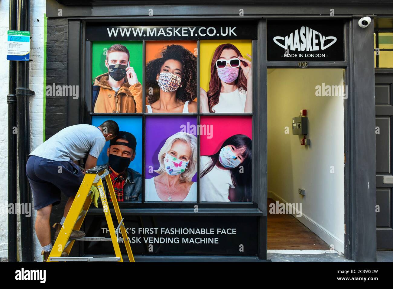 Maskey face mask store hi-res stock photography and images - Alamy