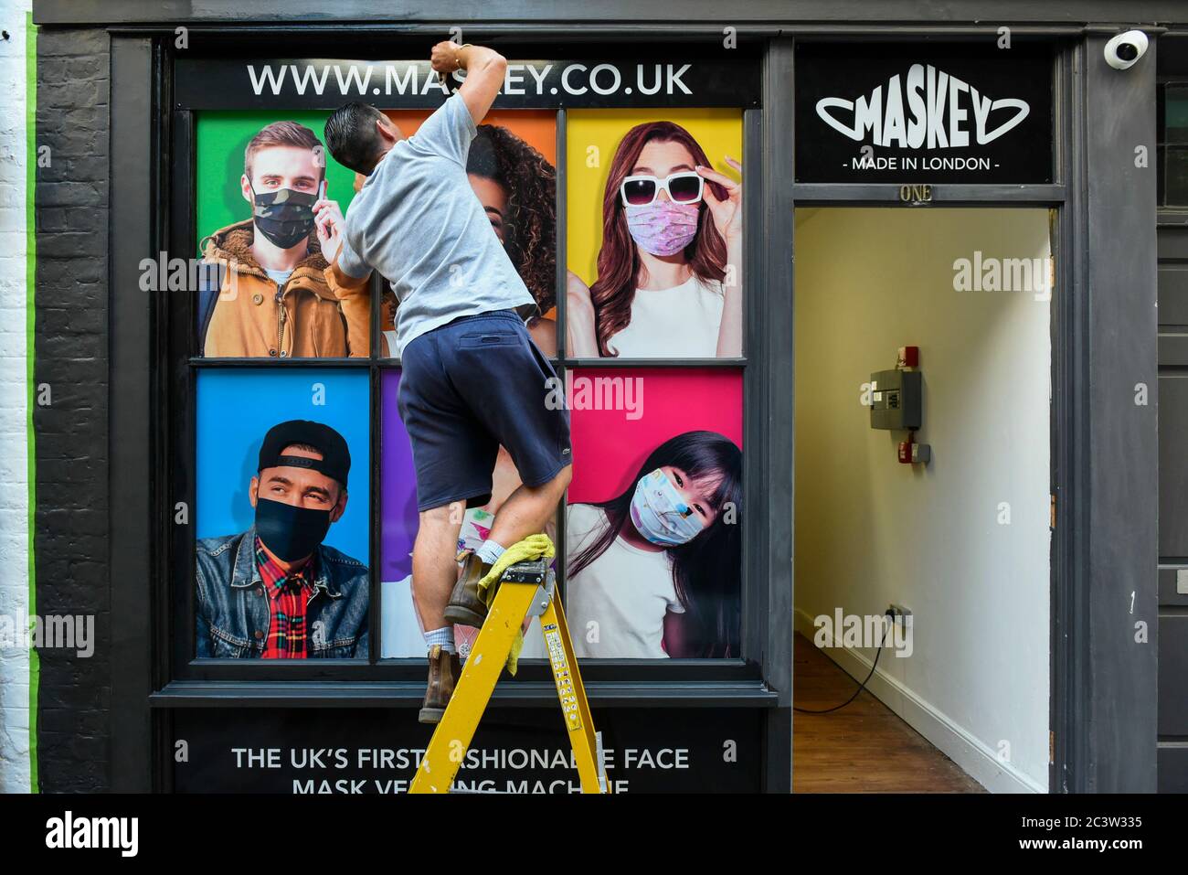 Maskey face mask store hi-res stock photography and images - Alamy