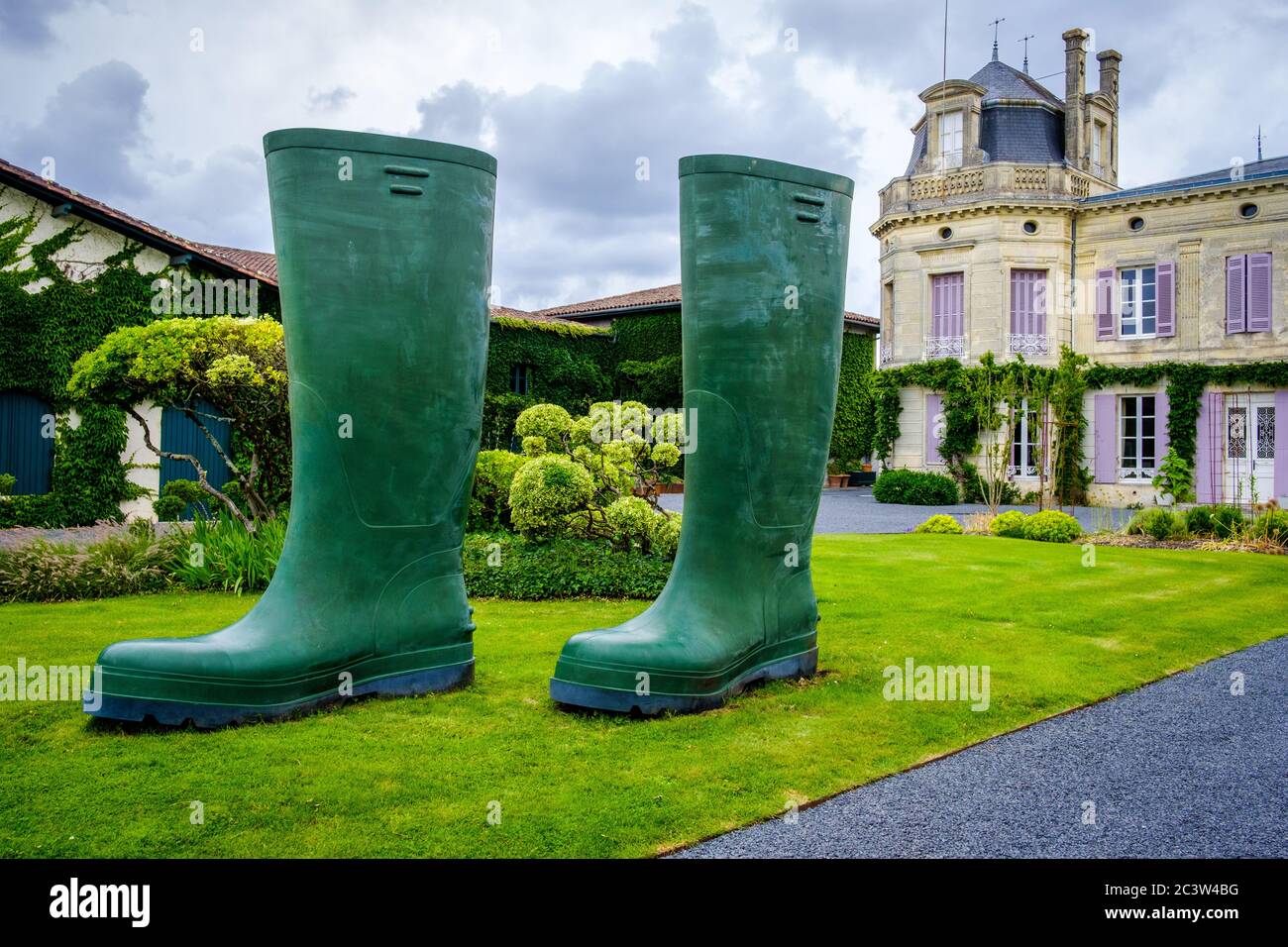 Moulis en Medoc (33): the Castle of Chasse Spleen, vineyard in the ...