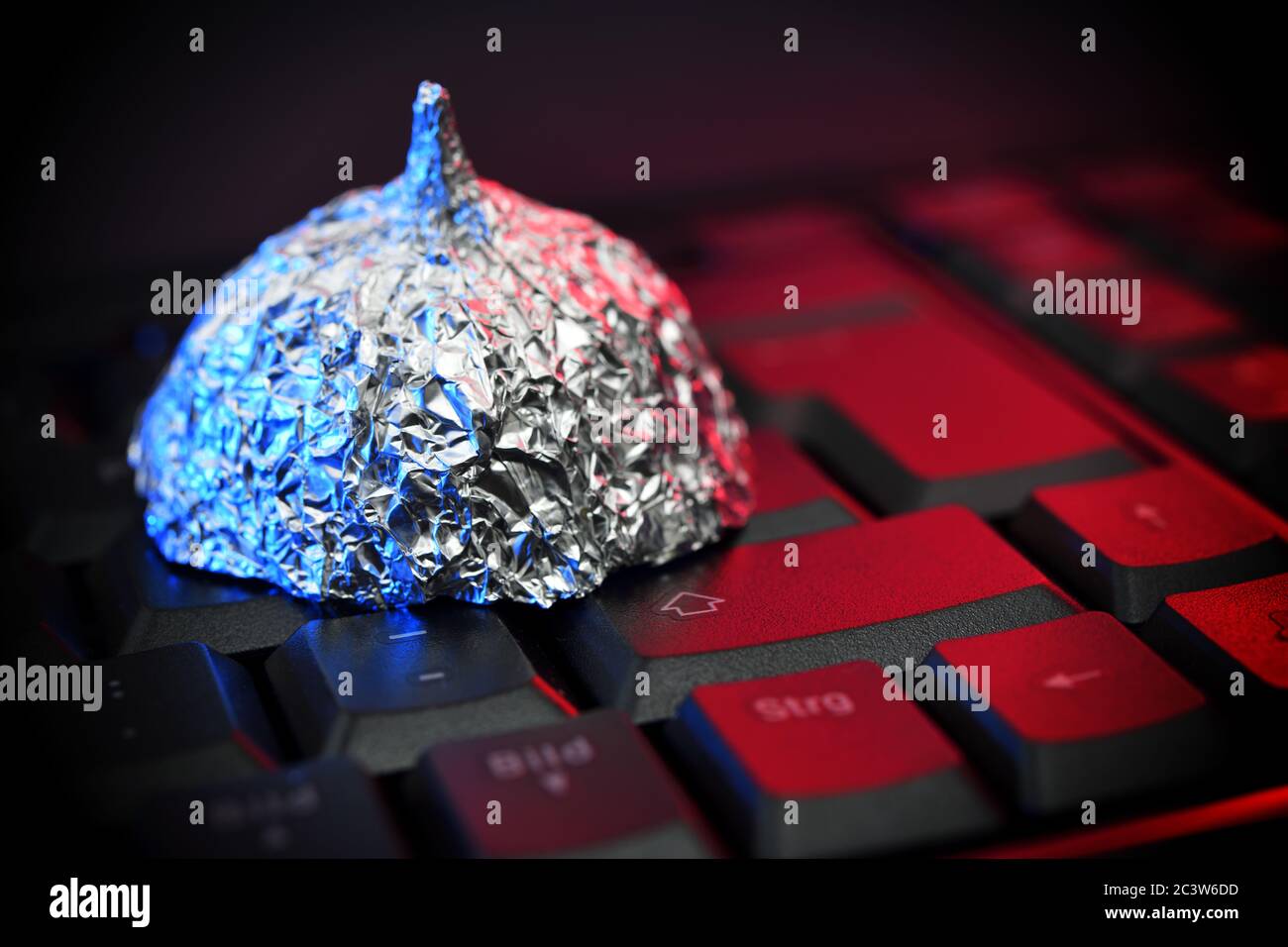 Tin foil hat hi-res stock photography and images - Alamy