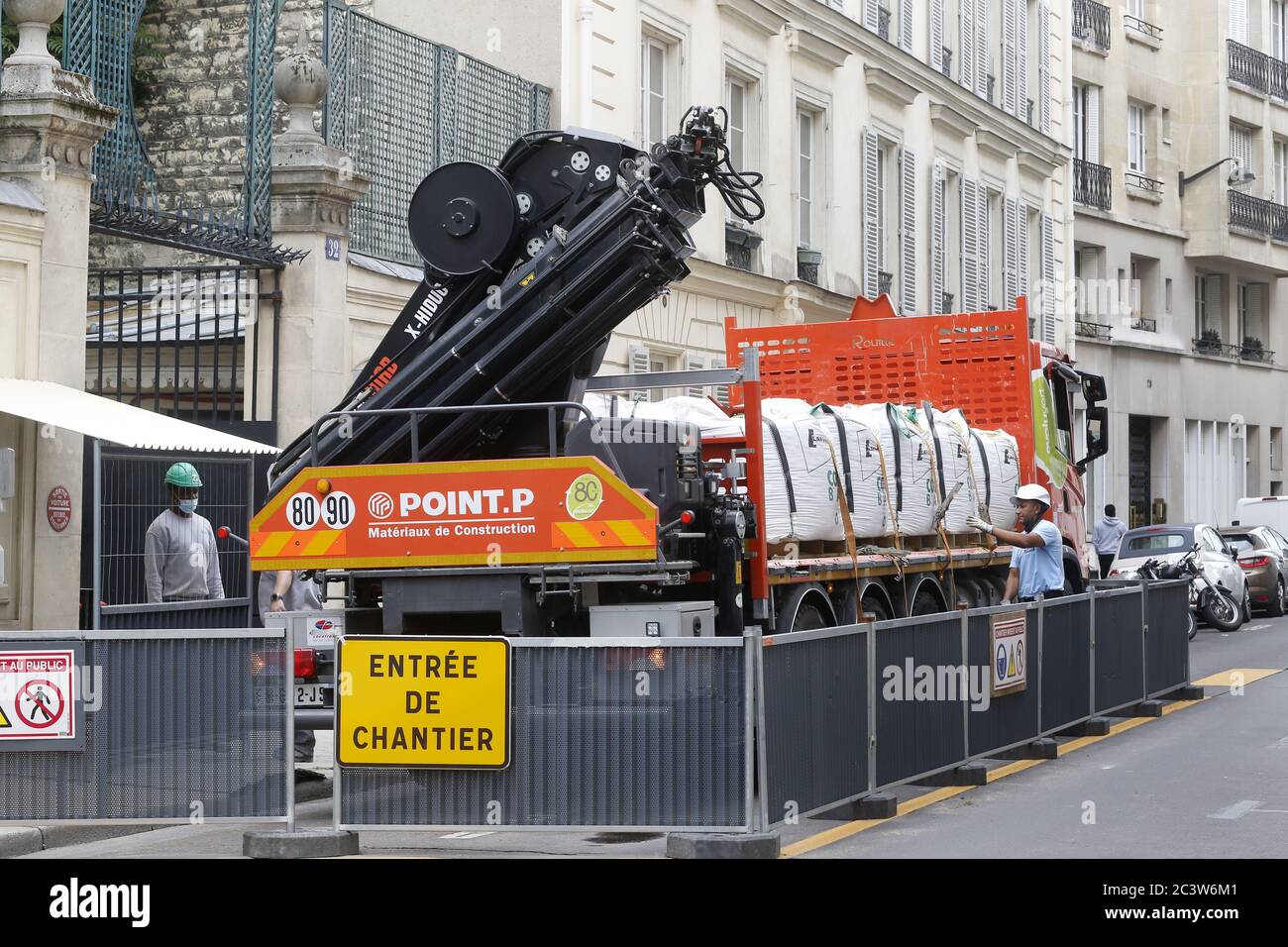 Worksite in a street of Paris - Paris - France Stock Photo - Alamy