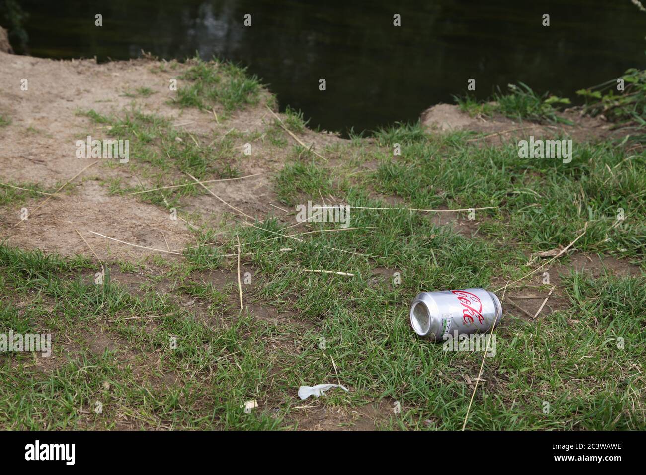 Coke coca cola can rubbish hi-res stock photography and images - Alamy