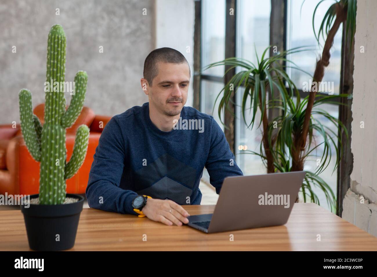 Remote worker hi-res stock photography and images - Alamy