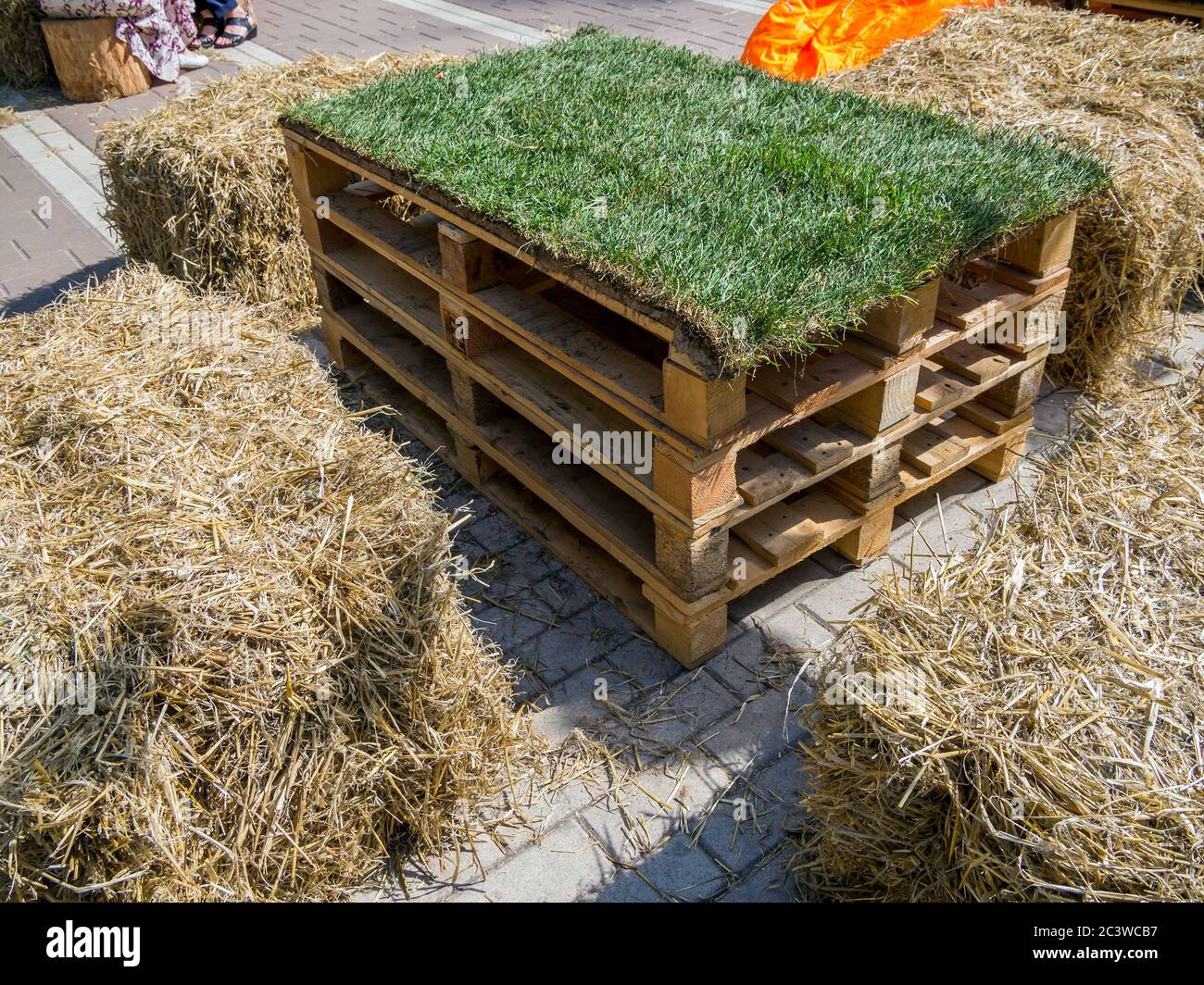 Unusual furniture: table made of Euro pallets, chairs made of straw ...