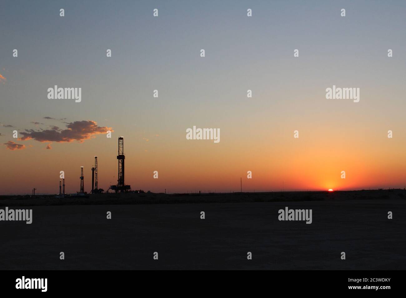 Oil drilling rigs texas hi-res stock photography and images - Alamy