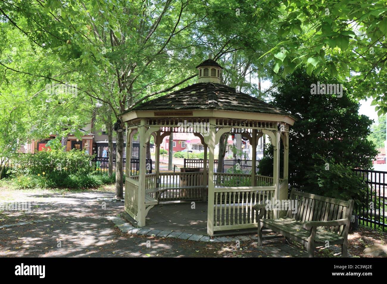 Small park in center hi-res stock photography and images - Alamy