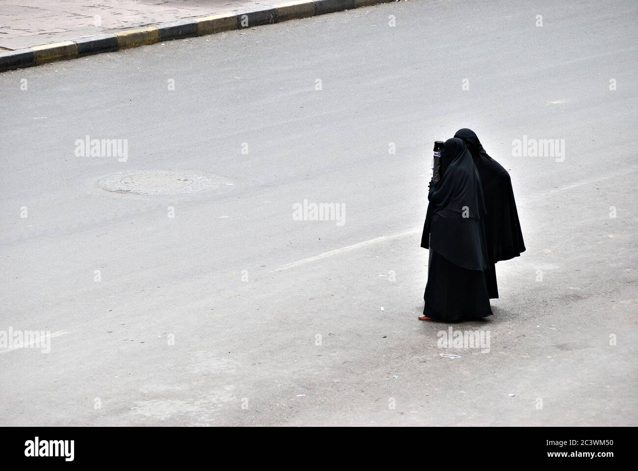 Black burka burqa veil hi-res stock photography and images - Alamy