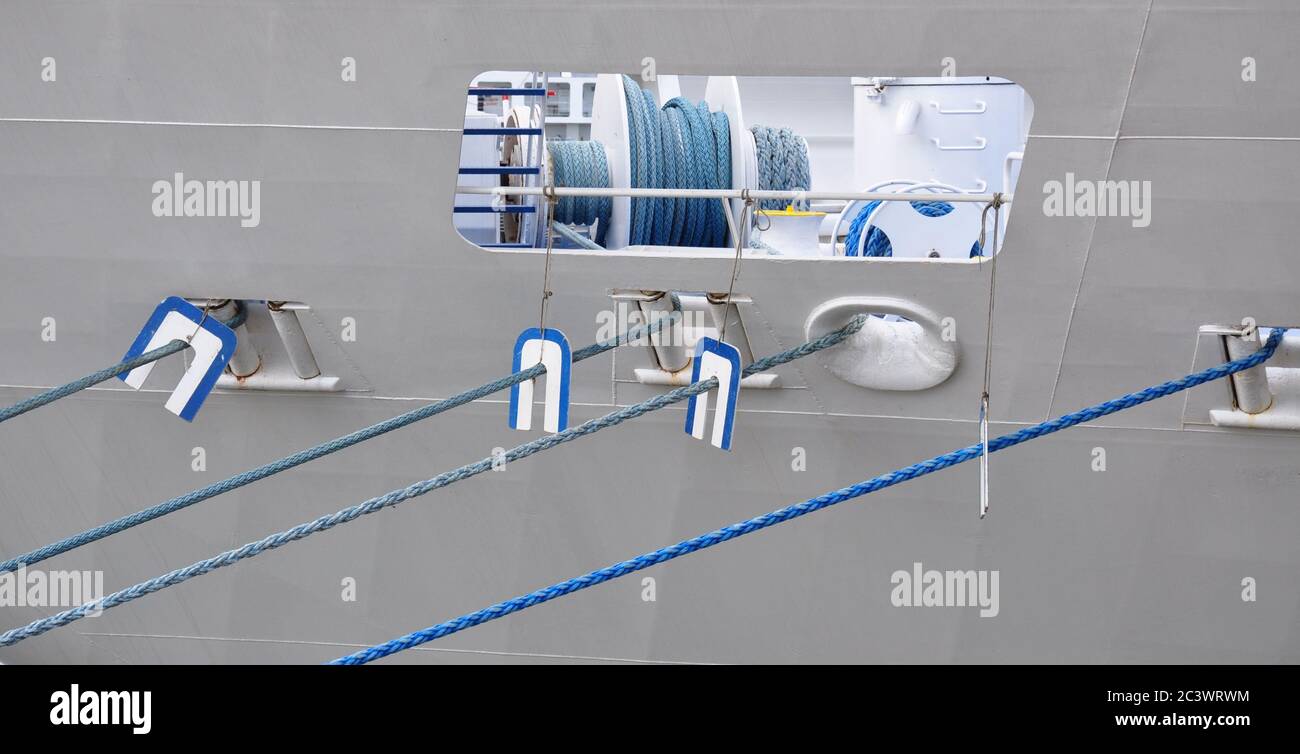 Vessel. Mooring devices. Ropes, cables, rigging Stock Photo - Alamy