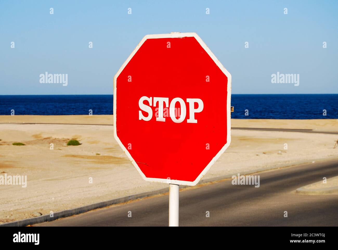 Stop red sign hi-res stock photography and images - Alamy