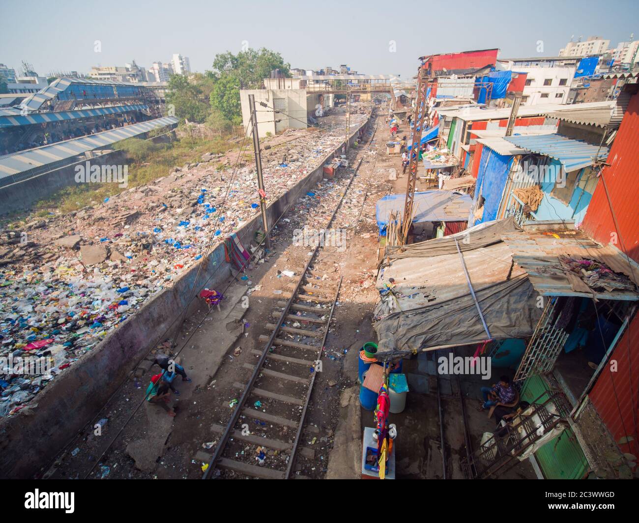Poor and impoverished slums of Dharavi in the city of Mumbai Stock Photo - Alamy
