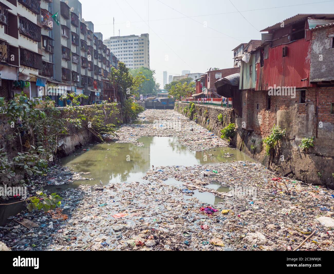 Poor and impoverished slums of Dharavi in the city of Mumbai Stock ...