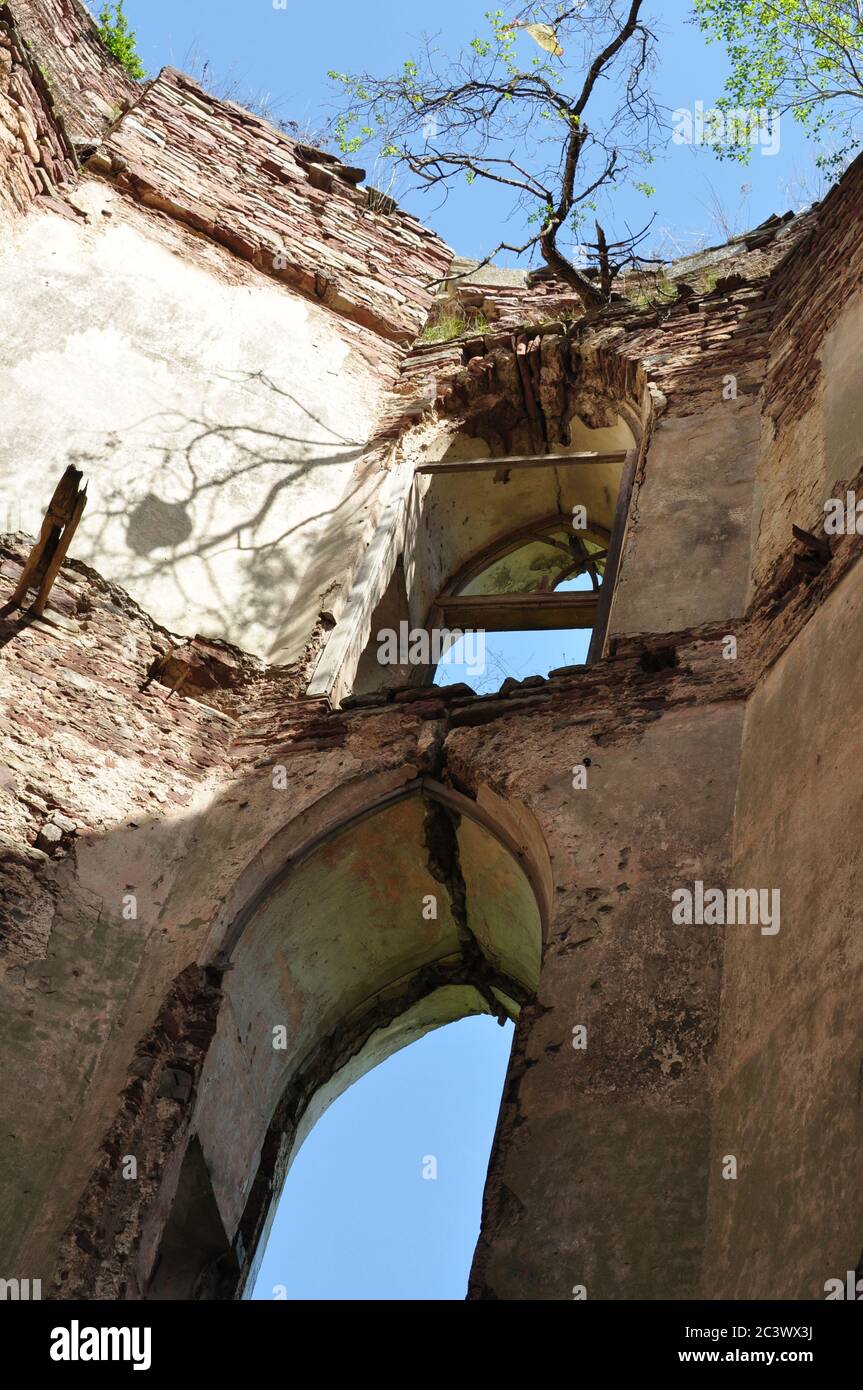 Destroyed stone arch hi-res stock photography and images - Alamy