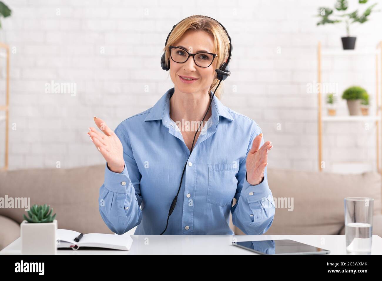 Gesticulation hi-res stock photography and images - Alamy
