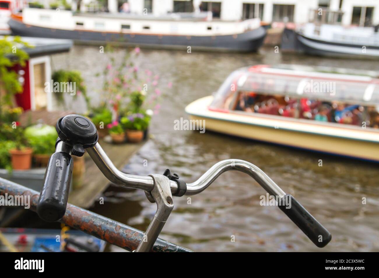 Old bike canal amsterdam rust hi-res stock photography and images - Alamy
