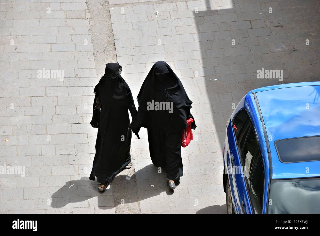 Black burka burqa veil hi-res stock photography and images - Alamy