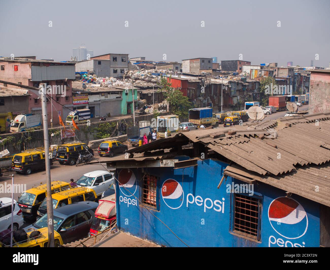 Dharavi slum train hi-res stock photography and images - Alamy