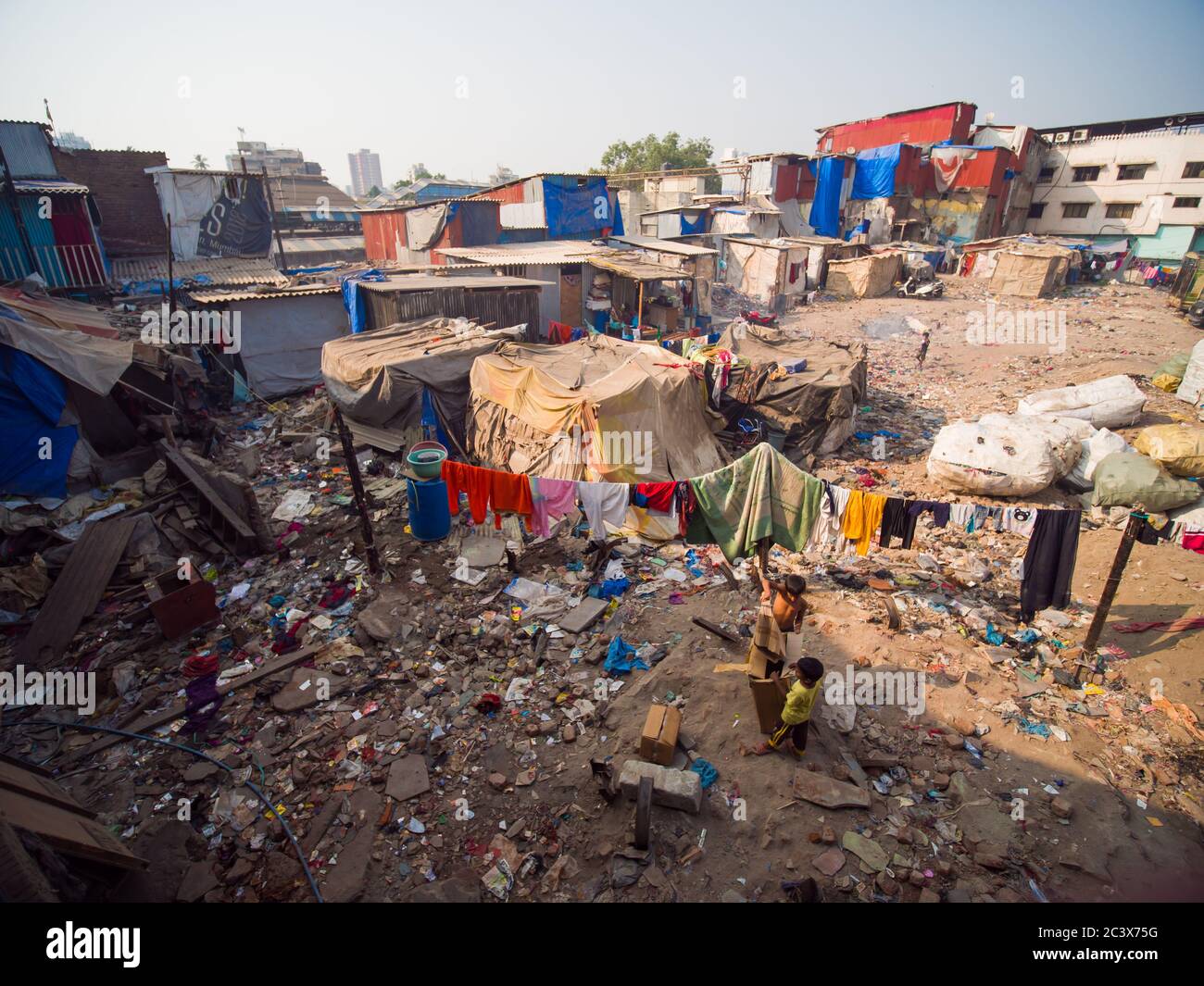 Slum building india hi-res stock photography and images - Alamy