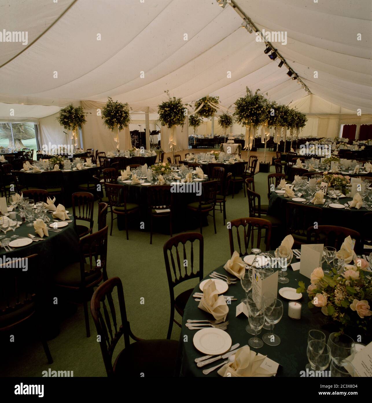 Round tables hi-res stock photography and images - Alamy