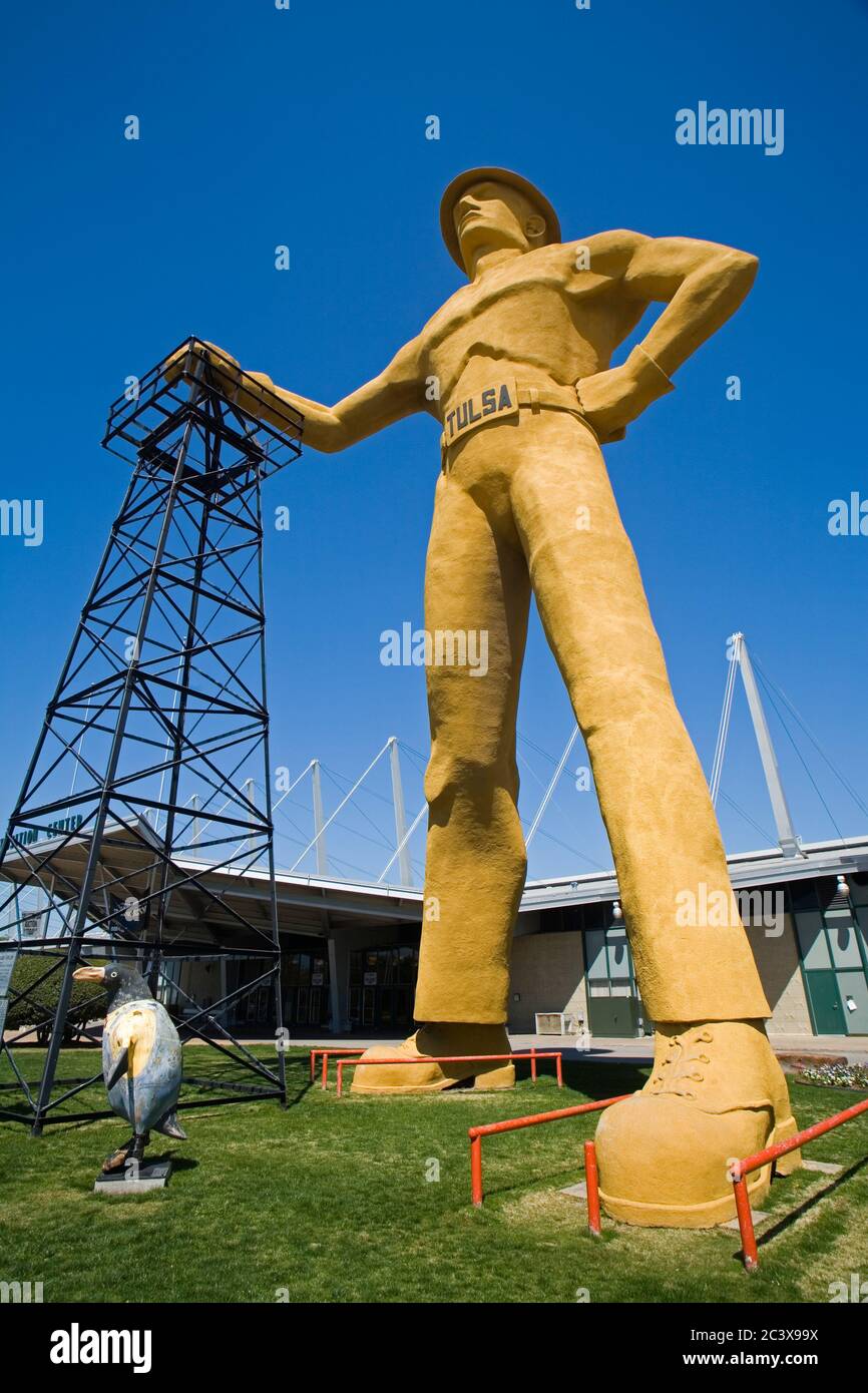Tulsa oklahoma the golden driller hi-res stock photography and images ...