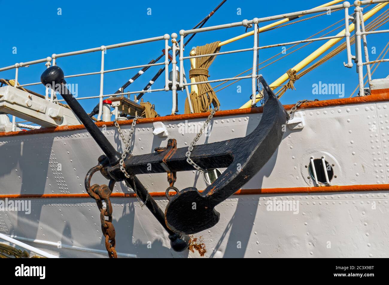 Big black anchor attached to a ship Stock Photo - Alamy