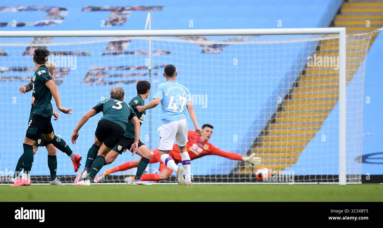 Manchester City's Phil Foden scores his side's first goal of the game ...