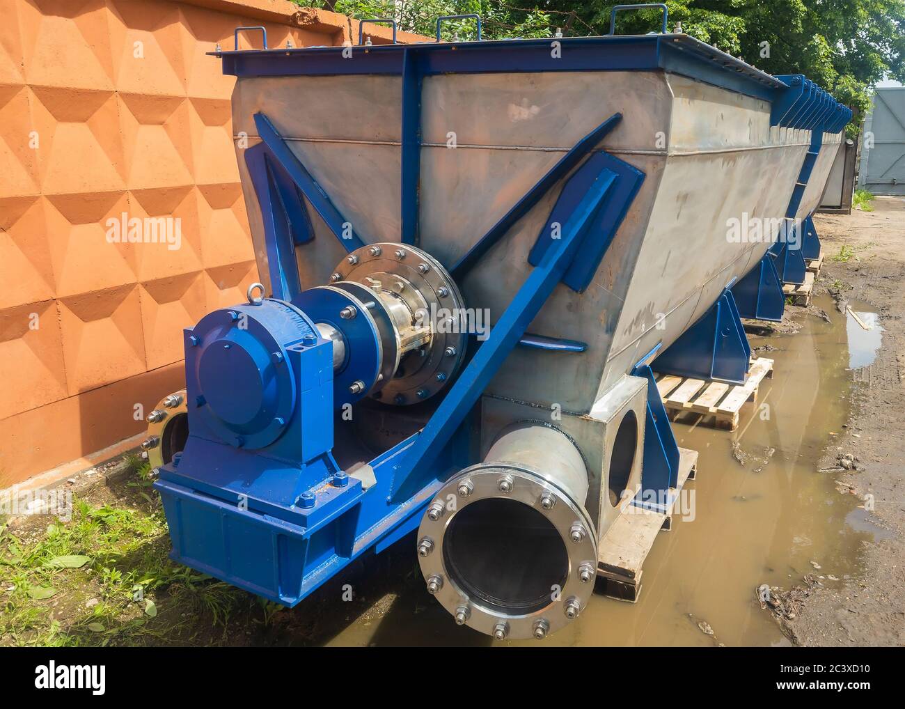 Horizontal agitator of non-standard design, designed for mixing a ...